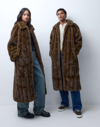 Reclaimed Vintage manteau long unisexe en faux-fur marron textur&eacute;