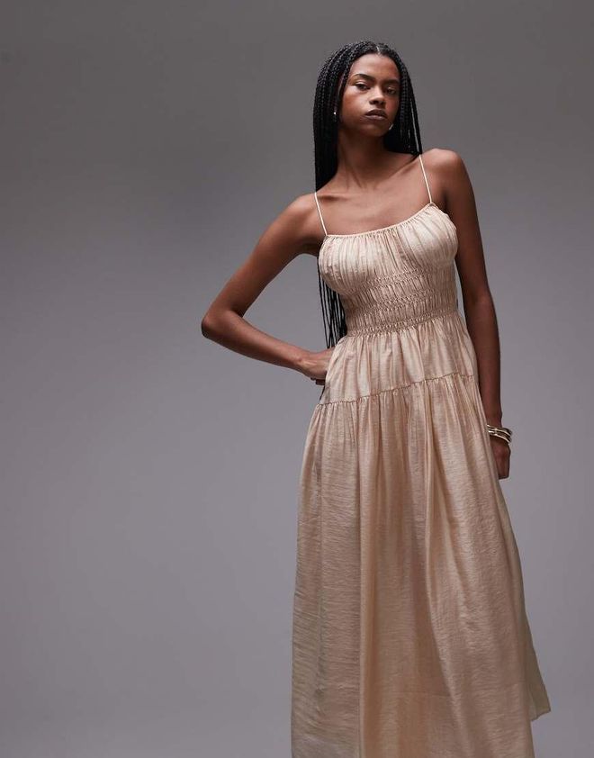 Milkmaid-Midikleid in Beige mit gesmokten Details und Spaghettitr&auml;gern-Wei&szlig;
