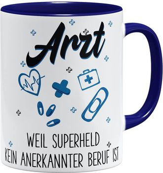 OM3 Superheld Arzt Tasse mit Spruch - Beruf Geschenk - Keramik Becher - 11oz 325ml - Beidseitig Bedruckt - Dunkelblau