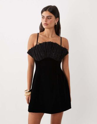 Asos robe courte structur&eacute;e en velours avec d&eacute;tail de bustier en dentelle noire