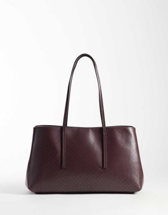 Calvin Klein Mittelgro&szlig;e Tragetasche in Fudge-Braun mit Emblem-Muster