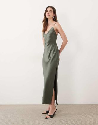 Miss Selfridge robe nuisette longue avec d&eacute;tail au dos en satin kaki-Vert