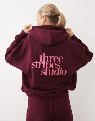 adidas adidas Performance - Three Stripes Studios - Kapuzenpullover in Burgunderrot und Rosa mit den drei Streifen