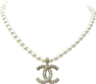 Chanel Halskette - NEUE CHANEL CC LOGO-HALSKETTE 2024 AUS PERLEN UND - Gr. unisize - in Gold - f&uuml;r Damen