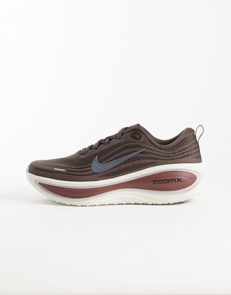 Nike Vomero Plus Sneaker in Grau und Braun