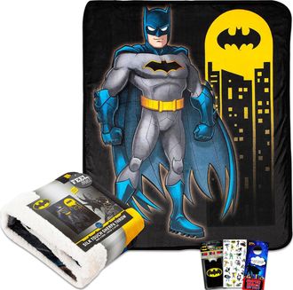 DC Comics Batman-Fleecedecke f&uuml;r Kinder - B&uuml;ndel Sherpa-&Uuml;berwurf, Aufkleber, Handy-Geldb&ouml;rse und mehr f&uuml;r Kinder, Erwachsene, Kinder, Batman-Decke Gr&ouml;&szlig;e 101,6 x