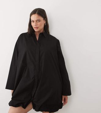 Asos Curve ASOS DESIGN Curve - Mini-Hemdkleid in Schwarz mit breiten Manschetten und Ballonsaum