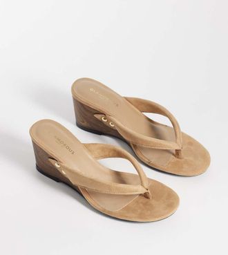 Glamorous Zehenstegsandalen aus Wildleder in Neutral mit Keilabsatz, weite Passform