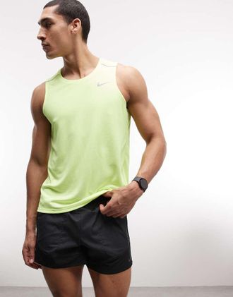 Nike Stride Dri-FIT Novelty - Gef&uuml;tterte Shorts in Blau, 5 Zoll Schrittl&auml;nge-Schwarz