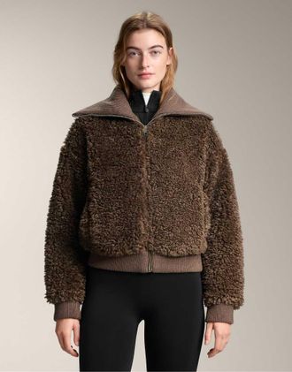 Oysho Strukturierte Jacke aus Lammfellimitat in Braun-Brown