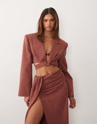Asos ASOS X THE SOURCED COLLECTION - Kurzer Wickel-Blazer in Rostrot-Kupfer