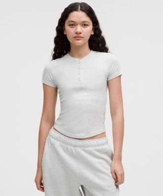 lululemon Hold Tight Henley-Kurzarmshirt f&uuml;r Frauen - Gr&ouml;&szlig;e 12 in Heathered Core Ultra Light Grey