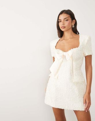 Asos Robe courte structur&eacute;e en boucl&eacute; avec noeud-Blanc