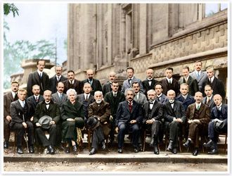 Posterlounge Fünfte Solvay-Konferenz, 1927 (koloriert) Poster 70 x 50 cm Wandbilder Wanddeko