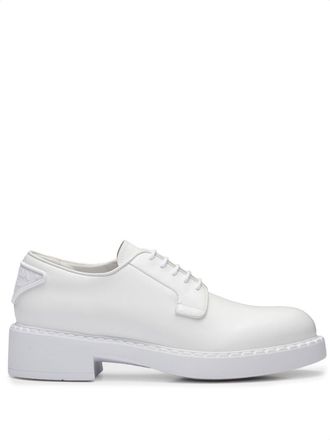 Prada chaussures lac&eacute;es &agrave; bout rond - Blanc
