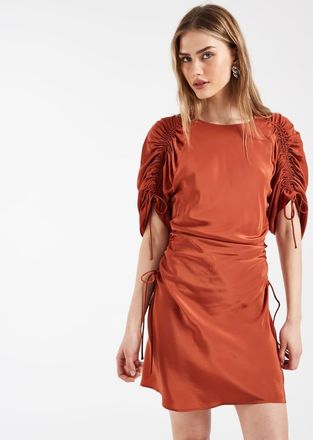 & Other Stories Gerafftes Minikleid in Rost-Orange mit volumin&ouml;sen kurzen &Auml;rmeln