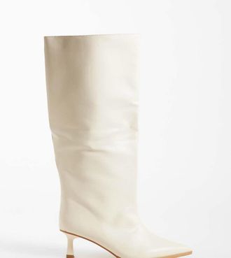 Public Desire Lola Kitten-Heel-Kniestiefel in Creme-Lack-Neutral