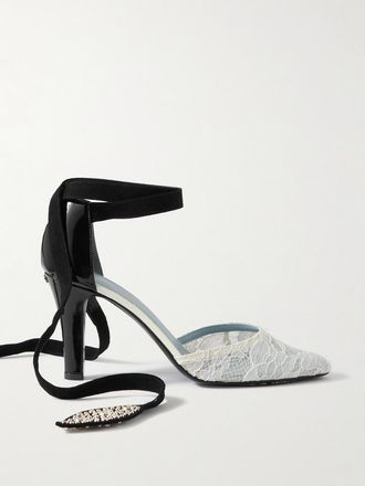 Valentino Garavani 85 Pumps Aus Schnurgebundener Spitze Und Lackleder Mit Velourslederbes&auml;tzen Und Verzierungen - Wei&szlig;