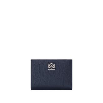 Loewe Portefeuille compact &agrave; rabat Anagram en cuir de veau grain&eacute;