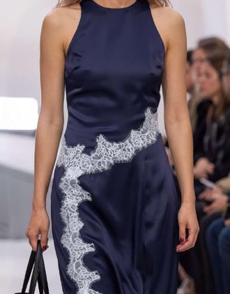 NA-KD robe midi en satin &agrave; dentelle contrastante bleu marine