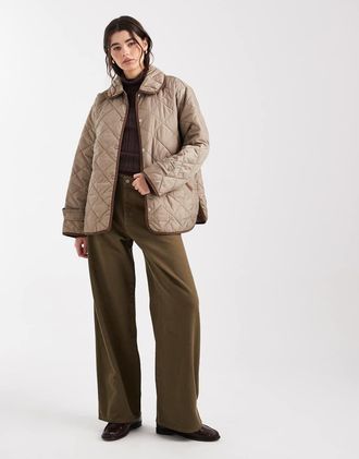 Pieces Kurze Steppjacke in Beige mit Kragen und farblich abgesetzter Einfassung-Neutral