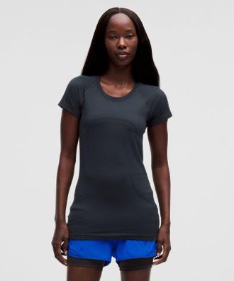 lululemon Swiftly Tech Kurzarmshirt 2.0 H&uuml;ftl&auml;nge f&uuml;r Frauen - Gr&ouml;&szlig;e 12 in True Navy