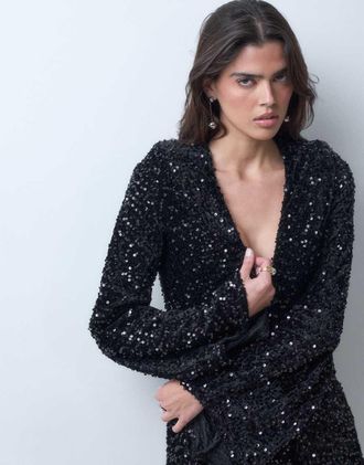 Asos combishort en velours &agrave; sequins avec d&eacute;collet&eacute; plongeant et manches &eacute;vas&eacute;es en noir