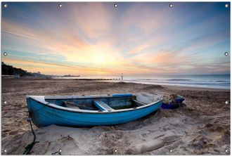Wallario Outdoor-Poster für Garten oder Balkon Fischerboot am Strand bei Sonnenuntergang, Motivbanner Größe: ca. 120 x 180 cm, Outdoor-Bild
