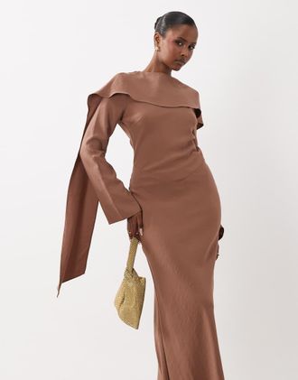 Asos Maxikleid in Kakaobraun mit Cape-Schaldetail-Gelb