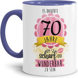 Tassendruck Tasse zum Geburtstag mit Spruch - Es dauerte 70 Jahre um so scharf und wunderbar zu sein - Geburtstagsgeschenk für Frauen, Keramiktasse Innen & Henkel