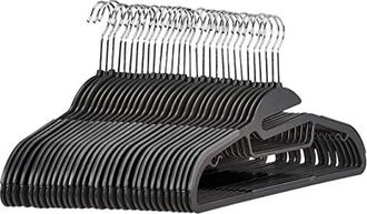 Amazon Basics Strapazierfähige Kunststoff-Kleiderbügel, mit rutschfestem Gummiüberzug und horizontalem Steg, 30er-Pack, Grau