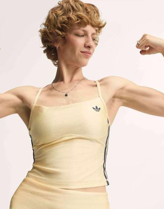 adidas adidas Originals Sport gepolstertes Tanktop in Warm Vanilla-Gelb