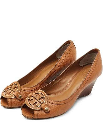 Tory Burch Amanda Peeptoe-Pumps mit Logo - Braun