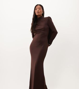 Tfnc Petite robe longue pr&egrave;s du corps &agrave; col montant et dos drap&eacute; couleur chocolat-Marron