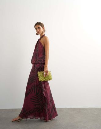 Topshop robe longue &agrave; col halter, taille basse et d&eacute;tail nou&eacute;, imprim&eacute; z&egrave;bre bordeaux-Multi