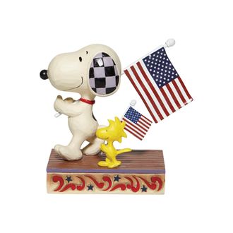 Enesco Peanuts by Jim Shore Snoopy Woodstock mit Flaggen-Figur