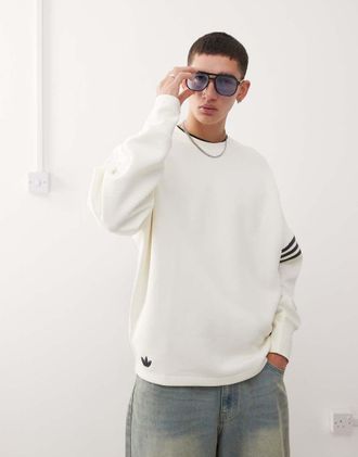 adidas Originals Neuclassics - Sweat oversize &agrave; col ras de cou - Blanc cass&eacute;