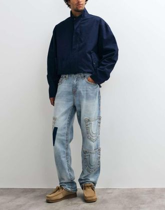 True Religion Loose-Fit Bobby Super T Jeans mit Pattentaschen in hellblauem Denim