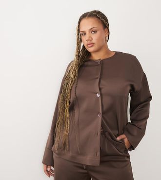 Pretty Lavish Curve Breya Satin-Bluse mit durchgehender Knopfleiste und tiefem Manschettenabschluss als Kombiteil in Schokobraun