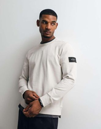Calvin Klein Jeans sweatshirt en &eacute;ponge avec badge beige-Gris