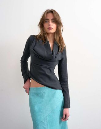 Topshop Lang&auml;rmliges Oberteil aus Cupro in Schwarz mit Wasserfallausschnitt