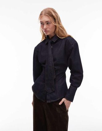 Asos Jeanshemd mit Rinse-Waschung, Raffung in der Taille, Schulterpolstern und Krawatte-Marineblau