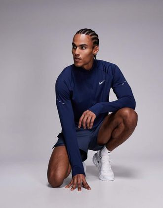 Nike Stride Dri-FIT - Lang&auml;rmliges Oberteil in Marineblau mit kurzem Rei&szlig;verschluss