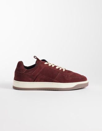 Asos Sneaker mit Eins&auml;tzen und Schn&uuml;rung mit Wollwei&szlig;-Details in burgunderrotem Wildleder