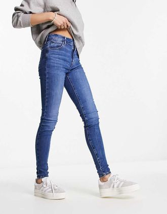 Levi's 720 - Supereng geschnittene Jeans in verwaschenem Mittelblau mit hohem Bund
