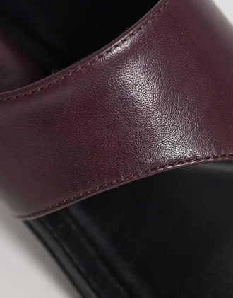 Asos Helix - Hochwertige Zehenstegsandalen aus Leder in Burgunderrot mit Absatz