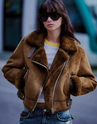 Bershka kurze doppelseitige Bikerjacke in Braun