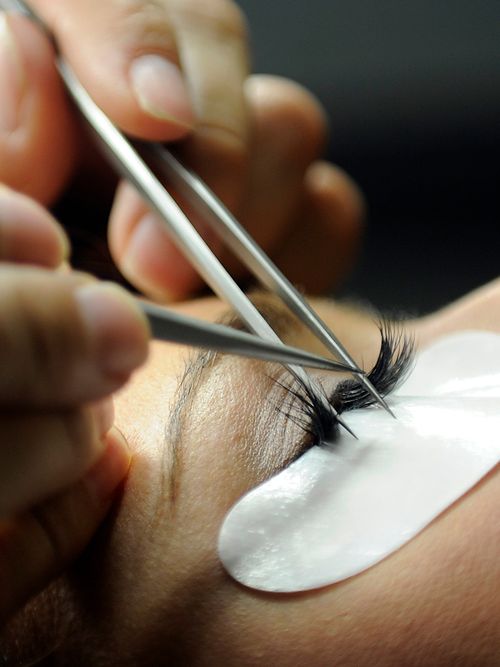 Lange, voluminöse Wimpern? Von Wimpernverlängerung bis Wimpernserum: Wir haben die Tipps und Tricks, wie ihr euer Wimpernwachstum anregen könnt.