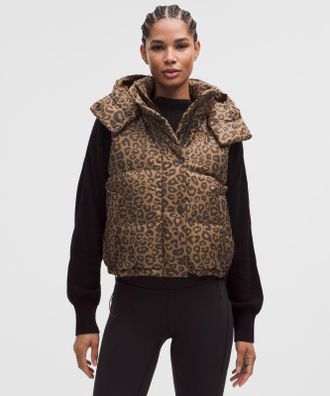 lululemon Crop-Pufferweste mit F&uuml;llkraft 600 Print f&uuml;r Frauen - Gr&ouml;&szlig;e 10 in Leopardo Shift Desert Khaki Multi