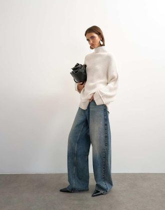 Topshop pull oversize en maille &agrave; col montant avec d&eacute;tail de couture roul&eacute;e en ivoire-Blanc